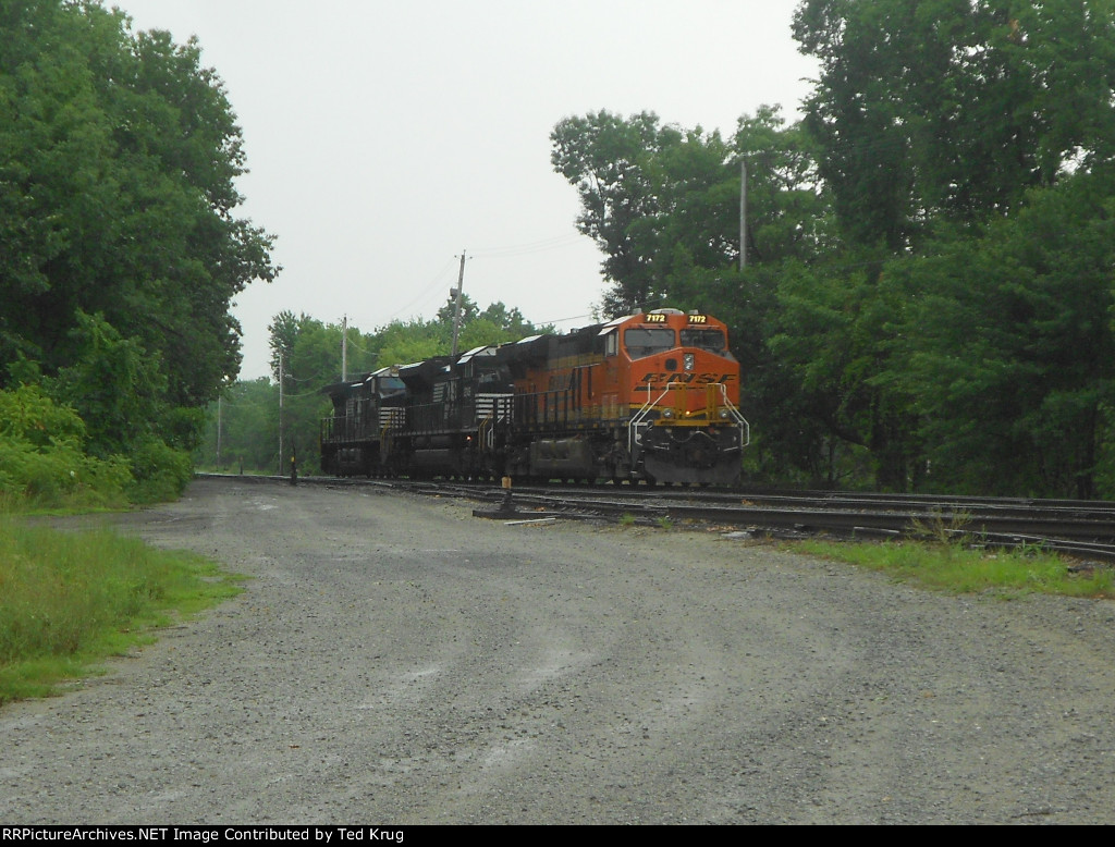 BNSF 7172, NS 2749 & NS 9945